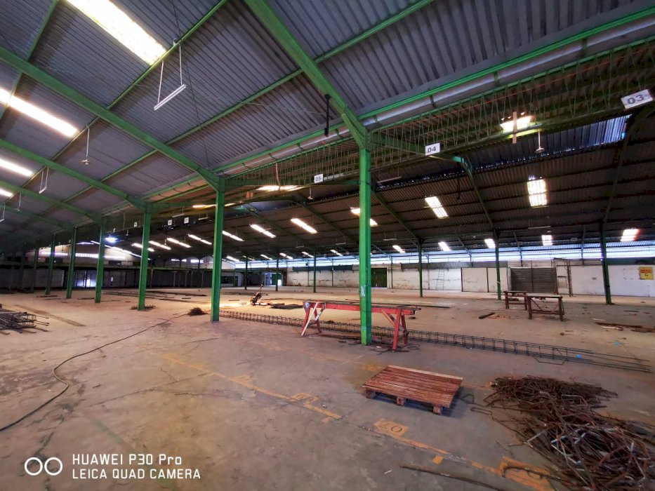 Gudang Besar di Margomulyo Ada Loading Dock dan Sisa Tanah Belakang ...